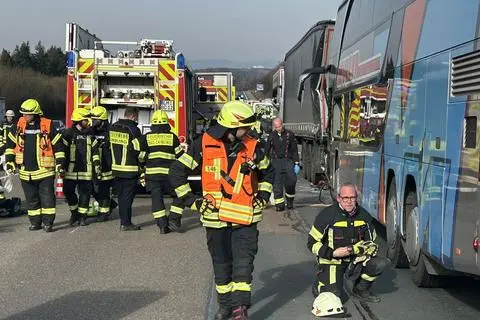 Viele Verletzte bei Unfall mit Reisebus auf A3 bei Brechen
